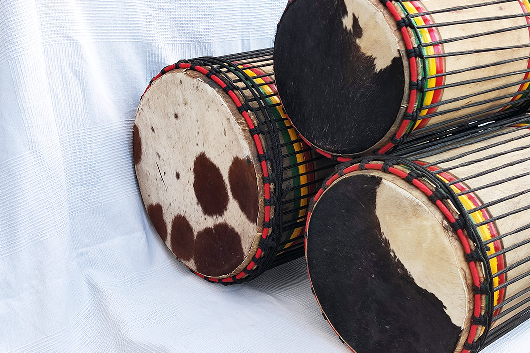 Set di tamburi bassi dundun del Mali in melina